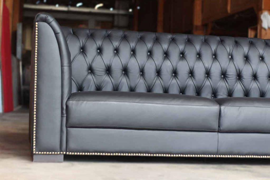 Sofá capitone em couro – Estofados Sabará